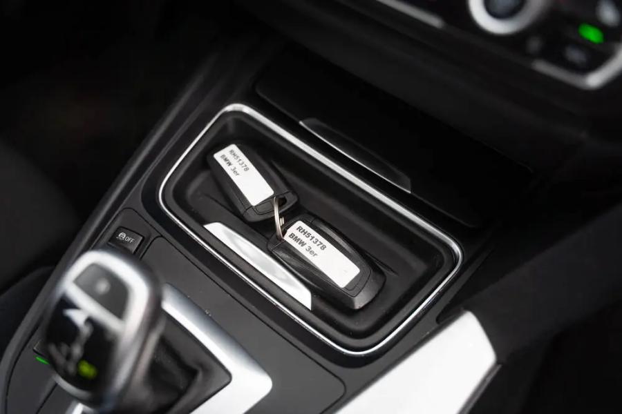 Sarkans BMW 320 2012 Liepāja, ar dzinēja tilpumu 2.00 L un nobraukumu 250 tūkst. km par 9100 €, foto 29 vietnē AUTOMOTO.COM.LV