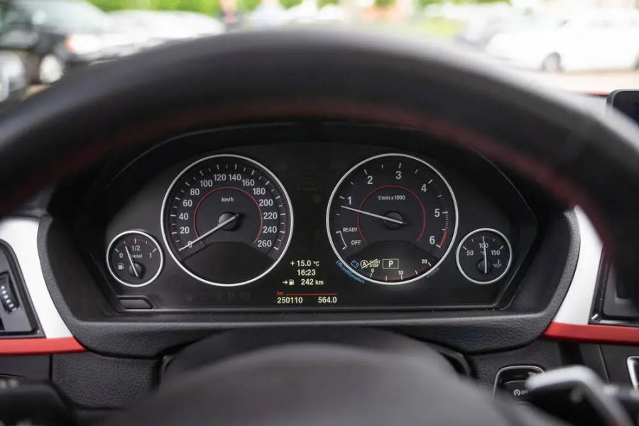 Sarkans BMW 320 2012 Liepāja, ar dzinēja tilpumu 2.00 L un nobraukumu 250 tūkst. km par 9100 €, foto 38 vietnē AUTOMOTO.COM.LV