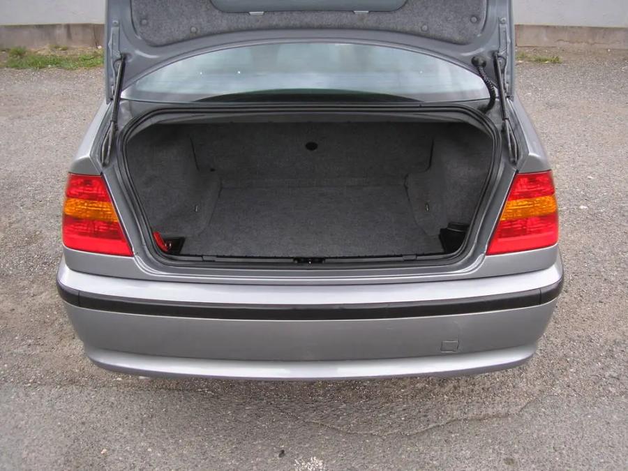 BMW 320 2005 Sigulda, ar dzinēja tilpumu 2.00 L un nobraukumu 247 tūkst. km par 2950 €, foto 19 vietnē AUTOMOTO.COM.LV