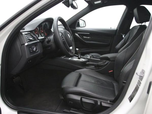 BMW 320 2015 in Vilnius, with an engine capacity of 2.00 L and mileage of 144 thousand km for 14199 €, photo 4 on AUTOMOTO.COM.LV