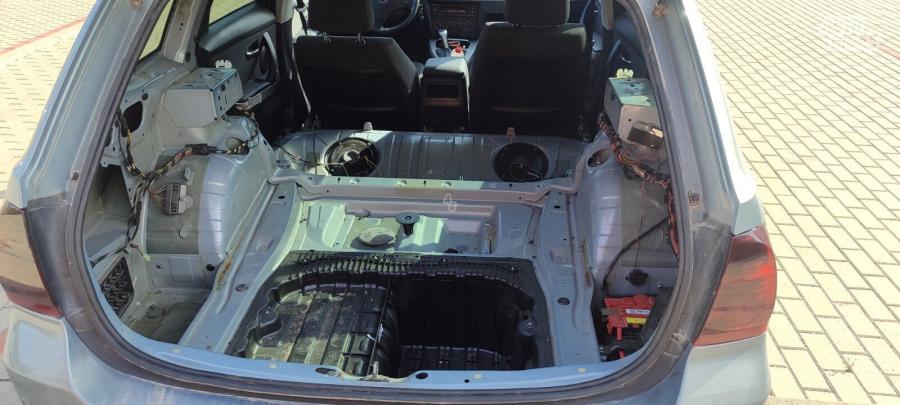 BMW 320 2007 in Vievis, with an engine capacity of 2.00 L and mileage of 276 thousand km for 1250 €, photo 9 on AUTOMOTO.COM.LV