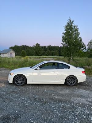Balts BMW 320 2007 Tallina, ar dzinēja tilpumu 2.00 L un nobraukumu 367 tūkst. km par 8300 €, foto 16 vietnē AUTOMOTO.COM.LV