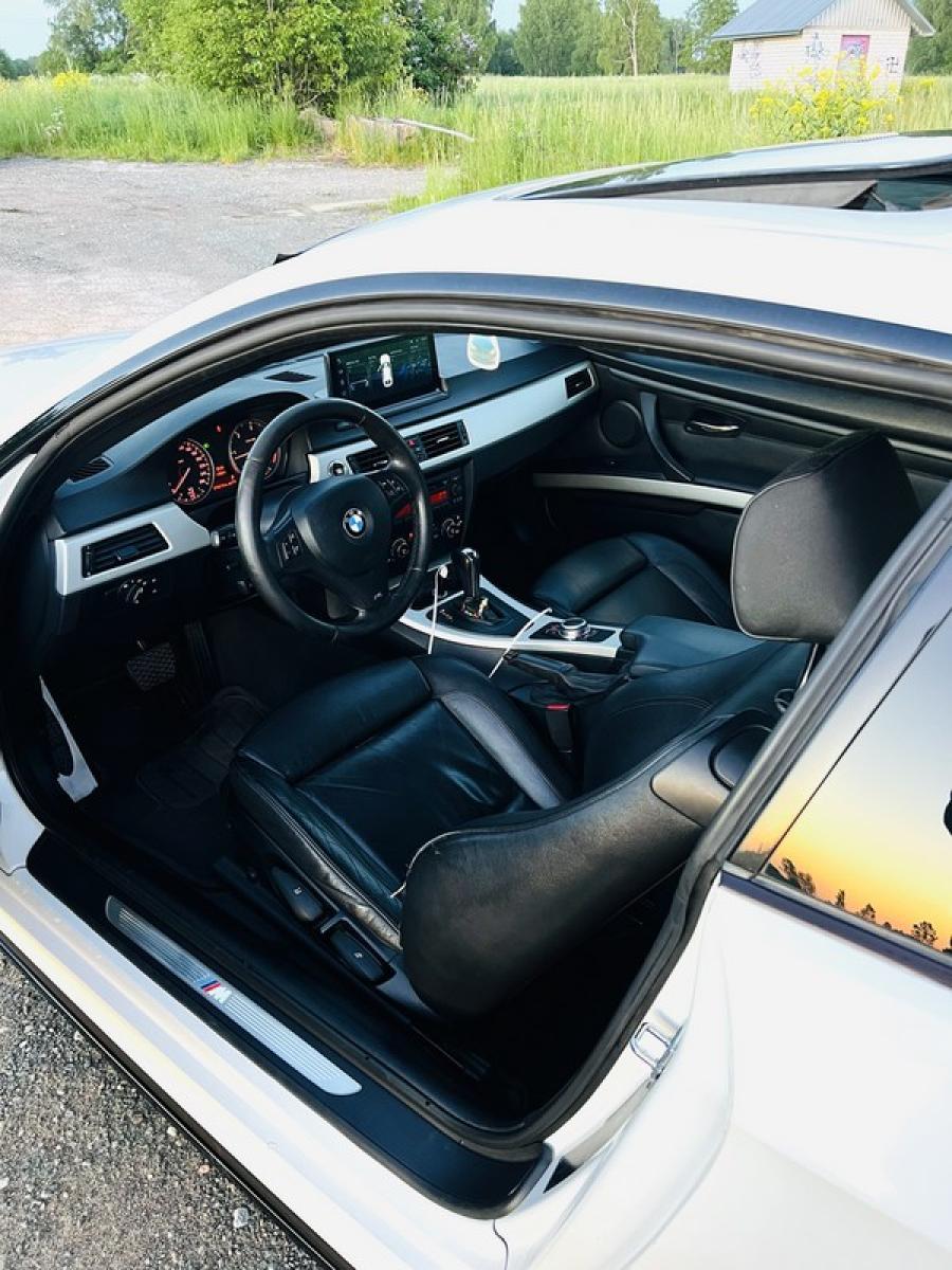 Balts BMW 320 2007 Tallina, ar dzinēja tilpumu 2.00 L un nobraukumu 367 tūkst. km par 8300 €, foto 17 vietnē AUTOMOTO.COM.LV