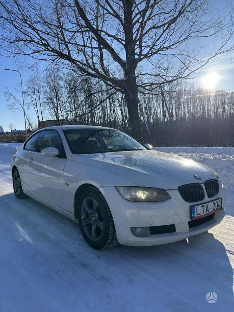 White BMW 320 2008 in Kelme, with an engine capacity of 2.00 L and mileage of 285 thousand km for 5199 €, photo 2 on AUTOMOTO.COM.LV