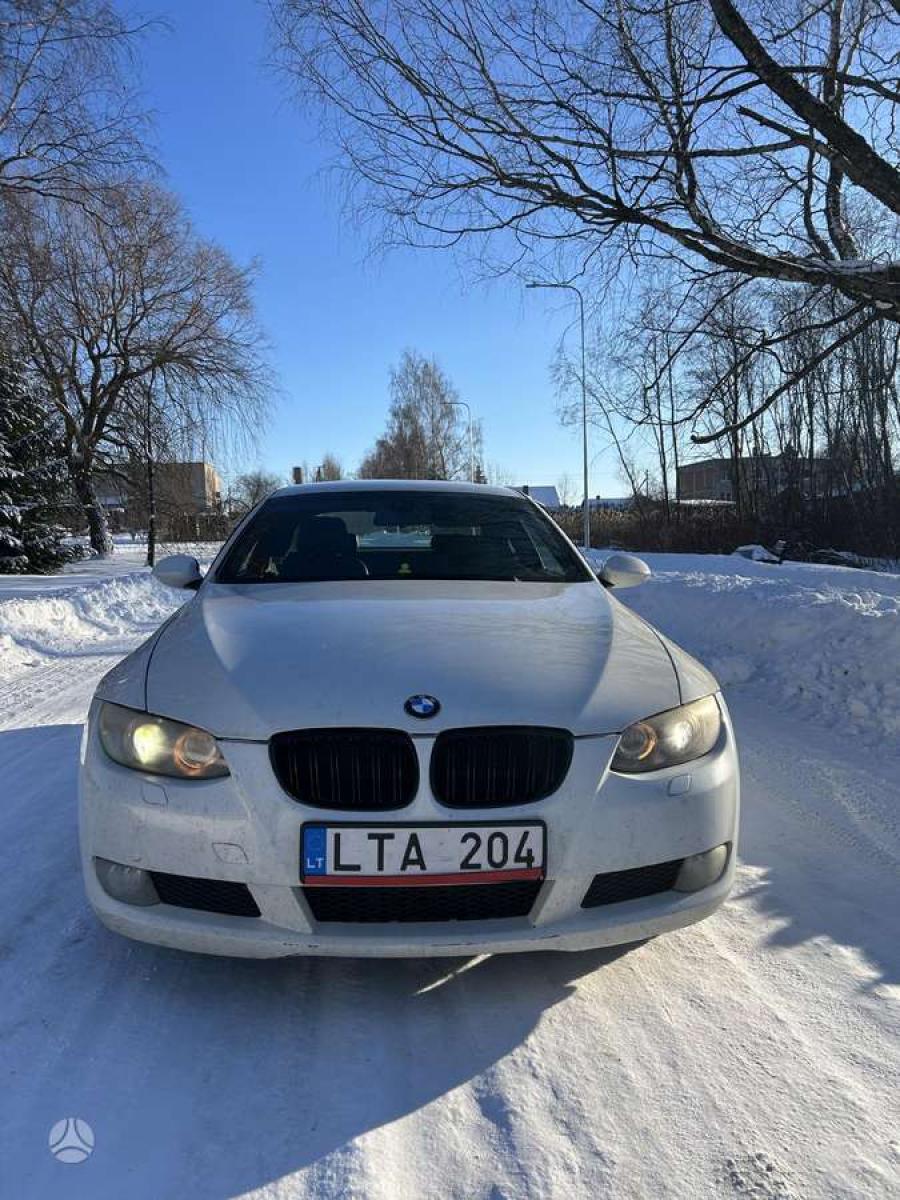 White BMW 320 2008 in Kelme, with an engine capacity of 2.00 L and mileage of 285 thousand km for 5199 €, photo 3 on AUTOMOTO.COM.LV