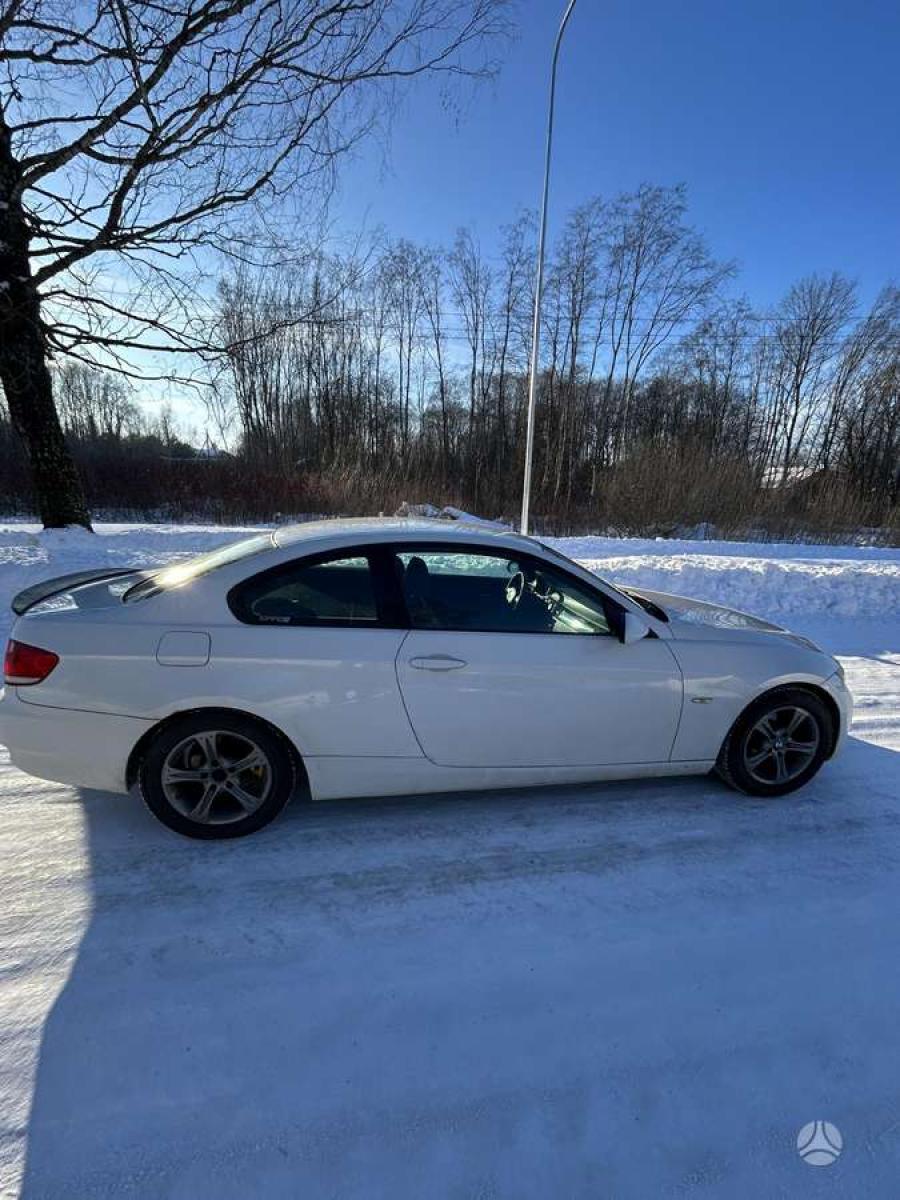 White BMW 320 2008 in Kelme, with an engine capacity of 2.00 L and mileage of 285 thousand km for 5199 €, photo 4 on AUTOMOTO.COM.LV