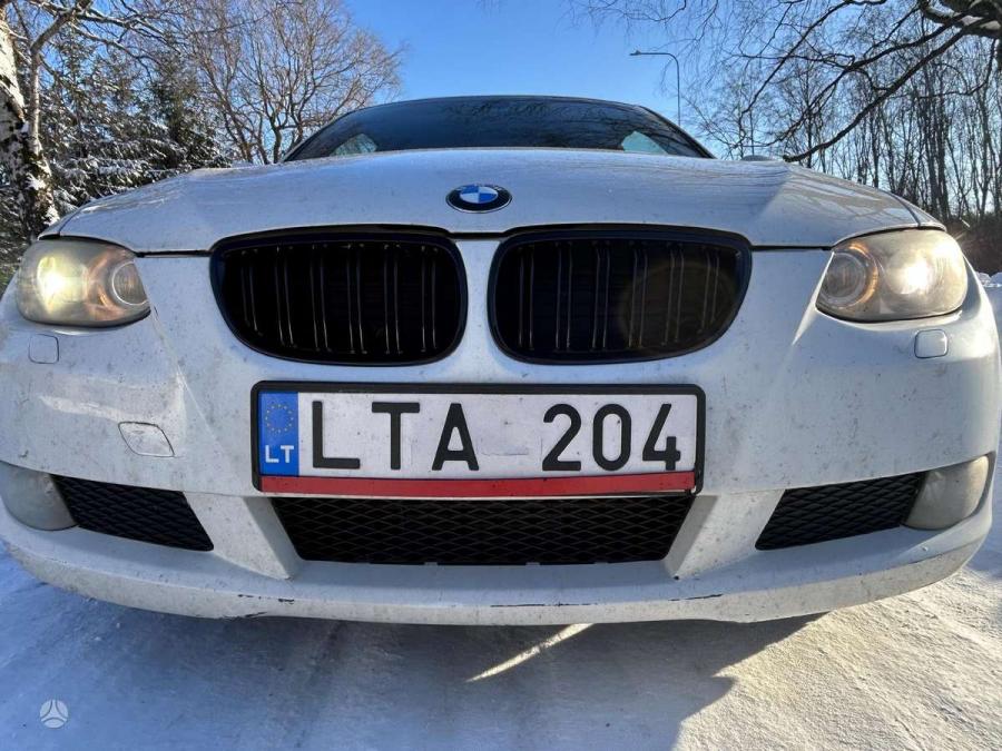 White BMW 320 2008 in Kelme, with an engine capacity of 2.00 L and mileage of 285 thousand km for 5199 €, photo 7 on AUTOMOTO.COM.LV