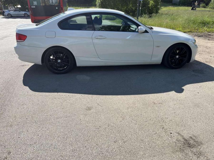 White BMW 320 2008 in Kaunas, with an engine capacity of 2.00 L and mileage of 215 thousand km for 4800 €, photo 4 on AUTOMOTO.COM.LV