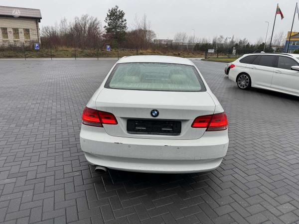White BMW 320 2009 in Telschi, with an engine capacity of 2.00 L and mileage of 253 thousand km for 4800 €, photo 5 on AUTOMOTO.COM.LV