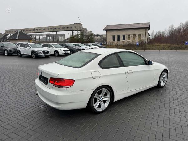 White BMW 320 2009 in Telschi, with an engine capacity of 2.00 L and mileage of 253 thousand km for 4800 €, photo 6 on AUTOMOTO.COM.LV