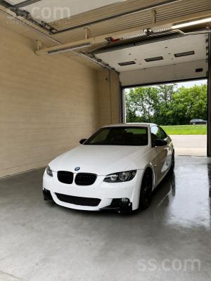 White BMW 320 2009 in Riga, with an engine capacity of 2.00 L and mileage of 242 thousand km for 7000 €, photo  on AUTOMOTO.COM.LV