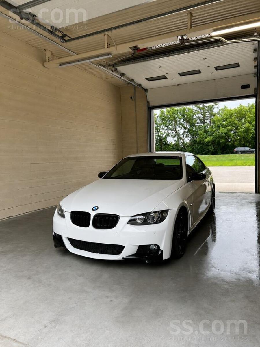 White BMW 320 2009 in Riga, with an engine capacity of 2.00 L and mileage of 242 thousand km for 7000 €, photo 1 on AUTOMOTO.COM.LV