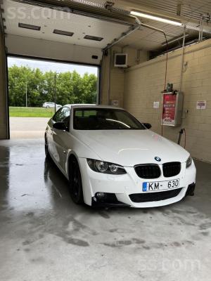White BMW 320 2009 in Riga, with an engine capacity of 2.00 L and mileage of 242 thousand km for 7000 €, photo 4 on AUTOMOTO.COM.LV