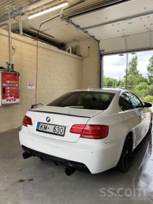 White BMW 320 2009 in Riga, with an engine capacity of 2.00 L and mileage of 242 thousand km for 7000 €, photo 8 on AUTOMOTO.COM.LV