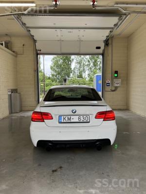 White BMW 320 2009 in Riga, with an engine capacity of 2.00 L and mileage of 242 thousand km for 7000 €, photo 9 on AUTOMOTO.COM.LV