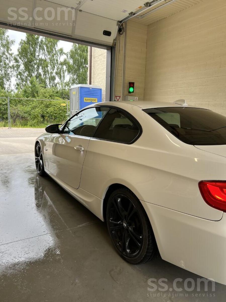 White BMW 320 2009 in Riga, with an engine capacity of 2.00 L and mileage of 242 thousand km for 7000 €, photo 10 on AUTOMOTO.COM.LV