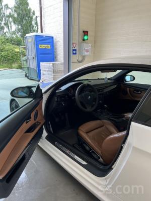 White BMW 320 2009 in Riga, with an engine capacity of 2.00 L and mileage of 242 thousand km for 7000 €, photo 12 on AUTOMOTO.COM.LV
