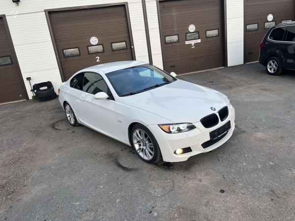 White BMW 320 2009 in Utena, with an engine capacity of 2.00 L and mileage of 189 thousand km for 6500 €, photo 5 on AUTOMOTO.COM.LV