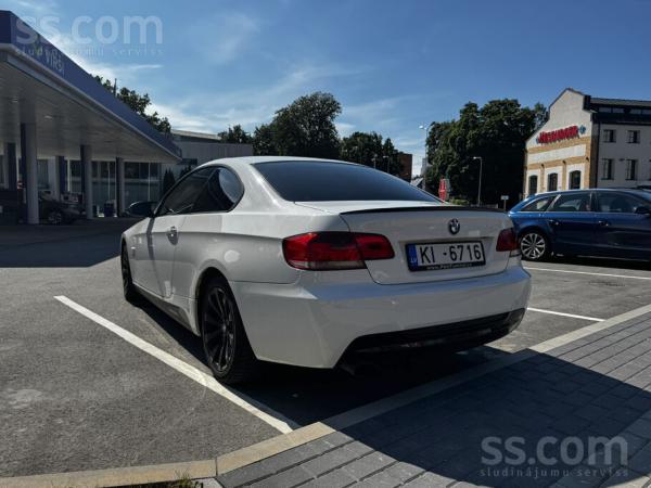 White BMW 320 2009 in Riga, with an engine capacity of 2.00 L and mileage of 280 thousand km for 6200 €, photo 1 on AUTOMOTO.COM.LV