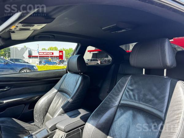 White BMW 320 2009 in Riga, with an engine capacity of 2.00 L and mileage of 280 thousand km for 6200 €, photo 9 on AUTOMOTO.COM.LV