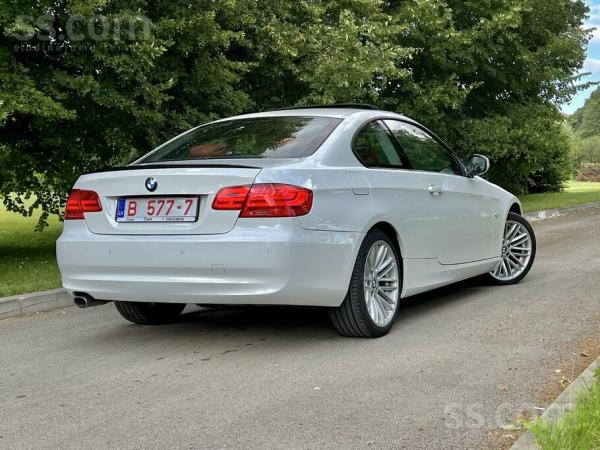 White BMW 320 2010 in Cesis, with an engine capacity of 2.00 L and mileage of 331 thousand km for 6650 €, photo 2 on AUTOMOTO.COM.LV