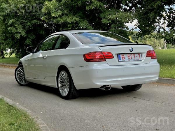 White BMW 320 2010 in Cesis, with an engine capacity of 2.00 L and mileage of 331 thousand km for 6650 €, photo 4 on AUTOMOTO.COM.LV