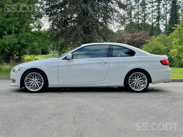 White BMW 320 2010 in Cesis, with an engine capacity of 2.00 L and mileage of 331 thousand km for 6650 €, photo 5 on AUTOMOTO.COM.LV