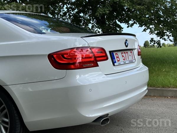 White BMW 320 2010 in Cesis, with an engine capacity of 2.00 L and mileage of 331 thousand km for 6650 €, photo 7 on AUTOMOTO.COM.LV