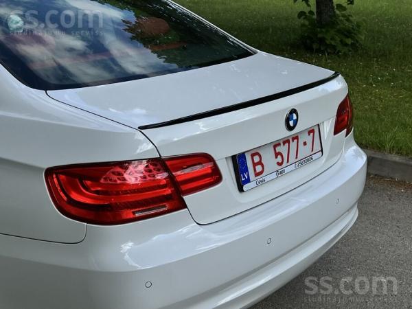 White BMW 320 2010 in Cesis, with an engine capacity of 2.00 L and mileage of 331 thousand km for 6650 €, photo 8 on AUTOMOTO.COM.LV