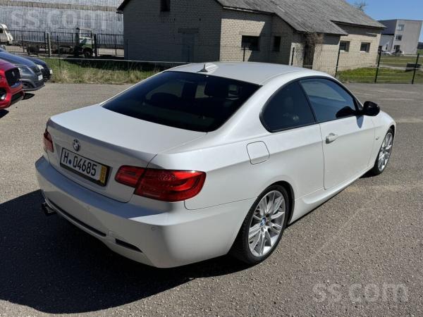 White BMW 320 2012 in Valmiera, with an engine capacity of 2.00 L and mileage of 359 thousand km for 8900 €, photo 3 on AUTOMOTO.COM.LV