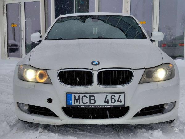 White BMW 320 2008 in Vilnius, with an engine capacity of 2.00 L and mileage of 390 thousand km for 3100 €, photo 2 on AUTOMOTO.COM.LV