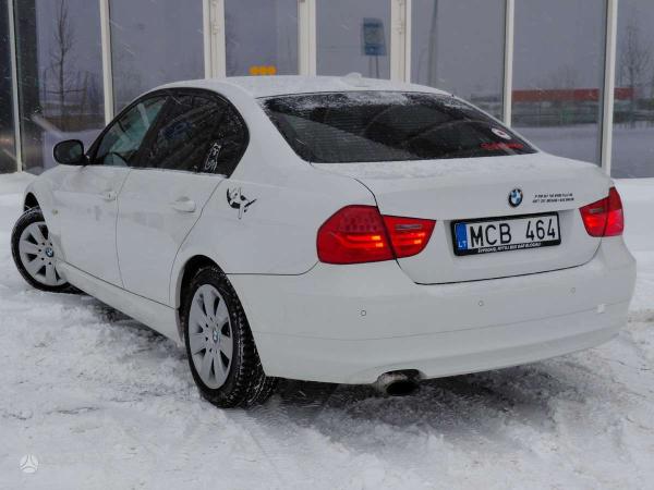 White BMW 320 2008 in Vilnius, with an engine capacity of 2.00 L and mileage of 390 thousand km for 3100 €, photo 4 on AUTOMOTO.COM.LV