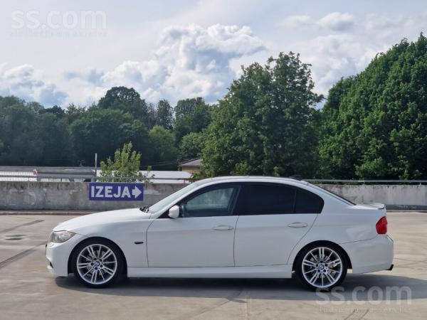 White BMW 320 2010 in Riga, with an engine capacity of 2.00 L and mileage of 311 thousand km for 7550 €, photo 4 on AUTOMOTO.COM.LV