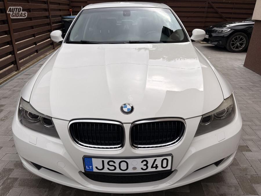 White BMW 320 2010 in Vilnius, with an engine capacity of 2.00 L and mileage of 373 thousand km for 4400 €, photo 3 on AUTOMOTO.COM.LV