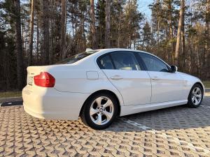 White BMW 320 2010 in Vilnius, with an engine capacity of 2.00 L and mileage of 373 thousand km for 4400 €, photo 4 on AUTOMOTO.COM.LV