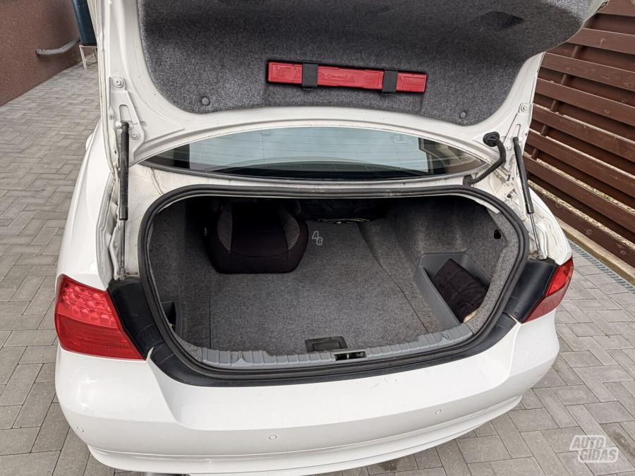 White BMW 320 2010 in Vilnius, with an engine capacity of 2.00 L and mileage of 373 thousand km for 4400 €, photo 9 on AUTOMOTO.COM.LV