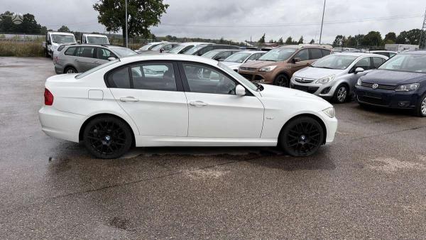White BMW 320 2010 in Marijampole, with an engine capacity of 2.00 L and mileage of 267 thousand km for 3600 €, photo 3 on AUTOMOTO.COM.LV