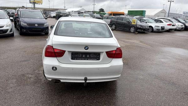 White BMW 320 2010 in Marijampole, with an engine capacity of 2.00 L and mileage of 267 thousand km for 3600 €, photo 4 on AUTOMOTO.COM.LV