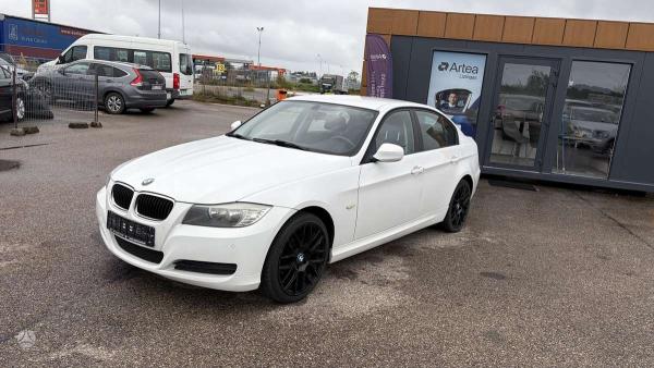 White BMW 320 2010 in Marijampole, with an engine capacity of 2.00 L and mileage of 267 thousand km for 3600 €, photo 10 on AUTOMOTO.COM.LV
