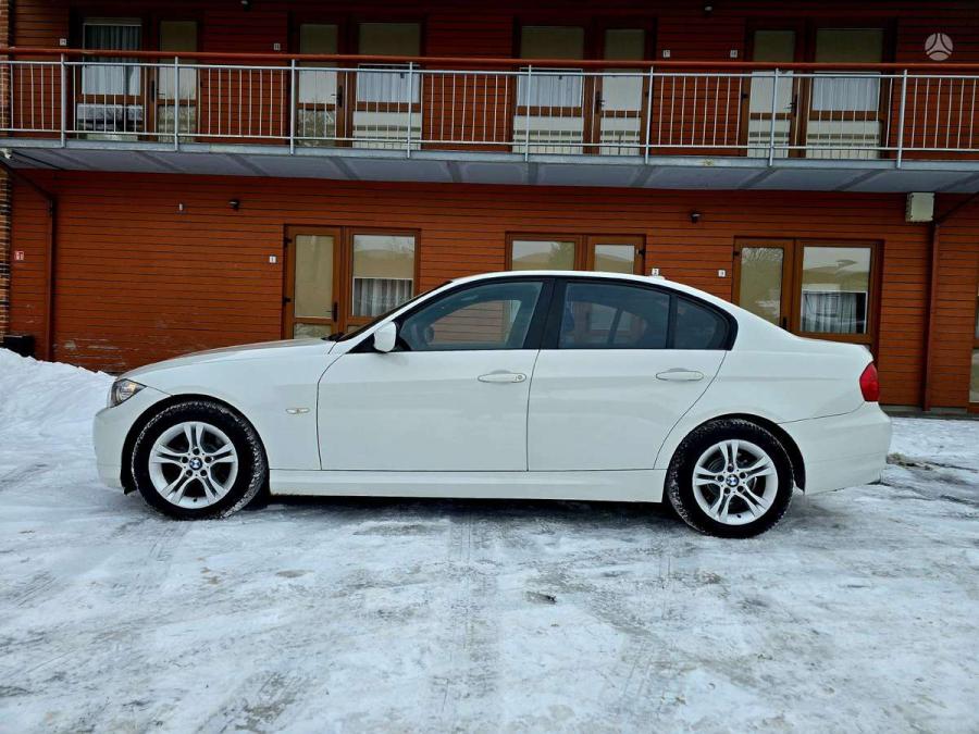 White BMW 320 2011 in Marijampole, with an engine capacity of 2.00 L and mileage of 319 thousand km for 5700 €, photo 4 on AUTOMOTO.COM.LV