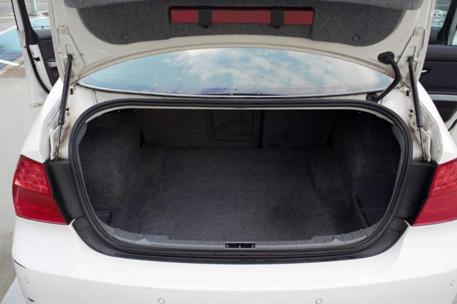 White BMW 320 2011 in Vilnius, with an engine capacity of 2.00 L and mileage of 251 thousand km for 5500 €, photo 17 on AUTOMOTO.COM.LV