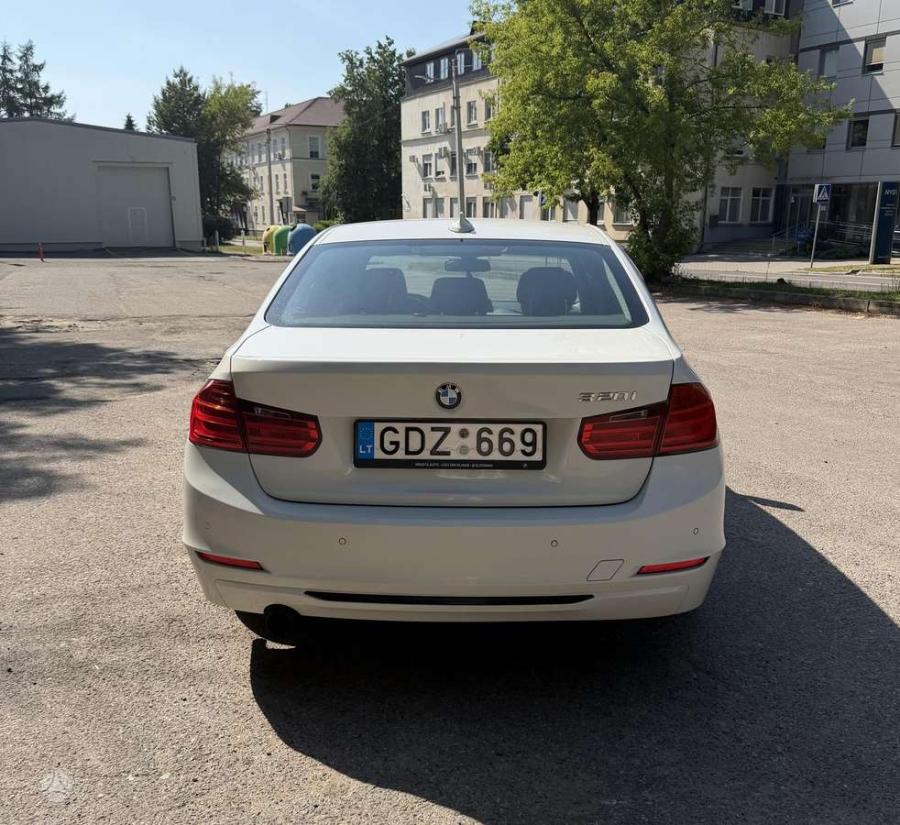 White BMW 320 2012 in Vilnius, with an engine capacity of 2.00 L and mileage of 192 thousand km for 7900 €, photo 6 on AUTOMOTO.COM.LV