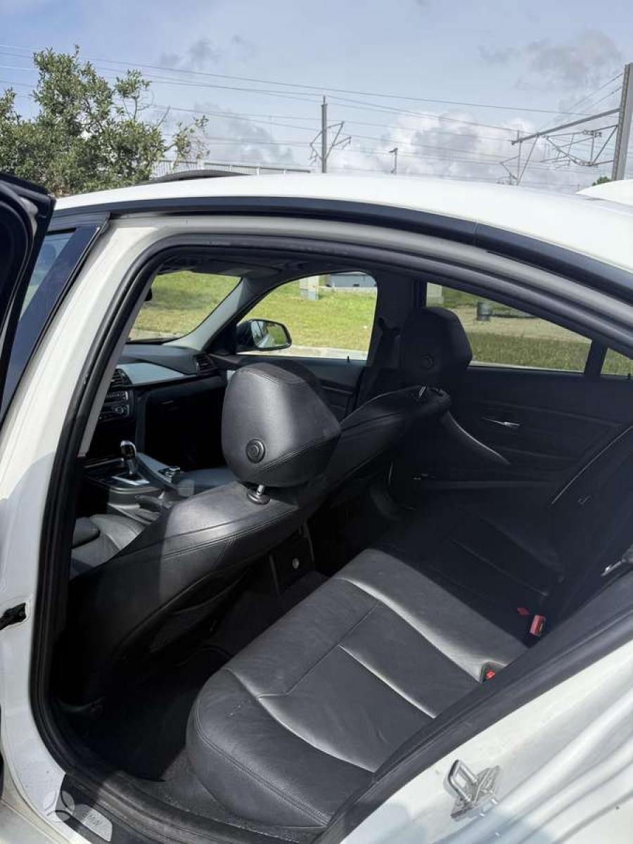 White BMW 320 2013 in Klaipeda, with an engine capacity of 2.00 L and mileage of 300 thousand km for 8500 €, photo 11 on AUTOMOTO.COM.LV