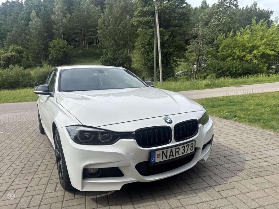 White BMW 320 2014 in Vilnius, with an engine capacity of 2.00 L and mileage of 252 thousand km for 12499 €, photo 10 on AUTOMOTO.COM.LV