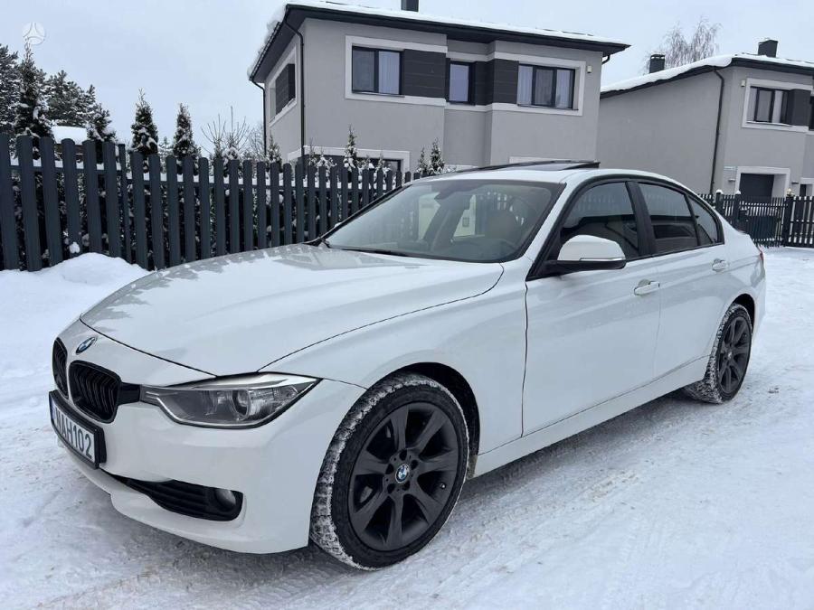 White BMW 320 2015 in Vilnius, with an engine capacity of 2.00 L and mileage of 121 thousand km for 8900 €, photo 5 on AUTOMOTO.COM.LV