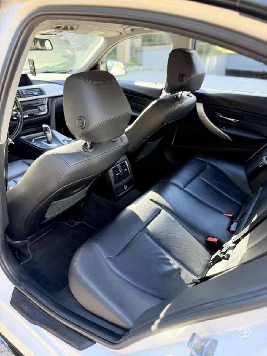 White BMW 320 2015 in Vilnius, with an engine capacity of 2.00 L and mileage of 200 thousand km for 12999 €, photo 12 on AUTOMOTO.COM.LV