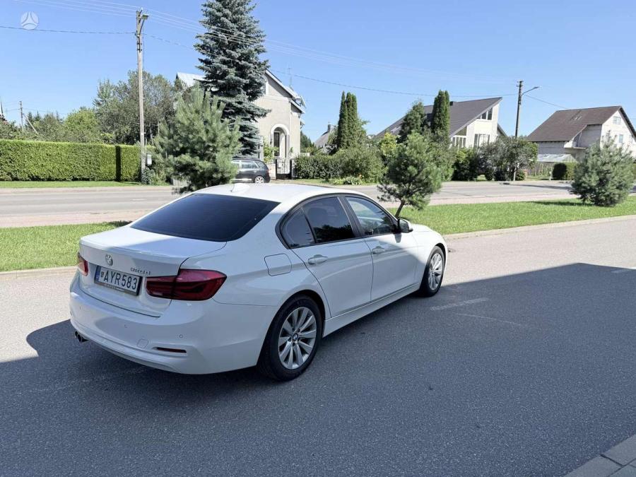 White BMW 320 2015 in Vilnius, with an engine capacity of 2.00 L and mileage of 168 thousand km for 11132 €, photo 13 on AUTOMOTO.COM.LV