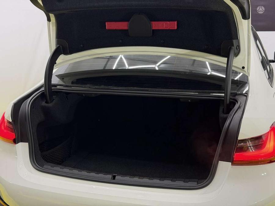 White BMW 320 2019 in Vilnius, with an engine capacity of 2.00 L and mileage of 84 thousand km for 16950 €, photo 13 on AUTOMOTO.COM.LV