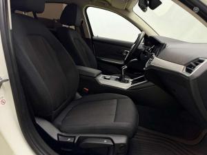 White BMW 320 2019 in Vilnius, with an engine capacity of 2.00 L and mileage of 84 thousand km for 16950 €, photo 15 on AUTOMOTO.COM.LV
