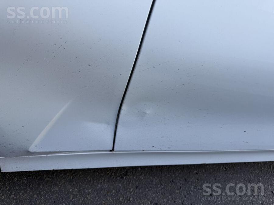 White BMW 320 2019 in Riga, with an engine capacity of 2.00 L and mileage of 267 thousand km for 15300 €, photo 12 on AUTOMOTO.COM.LV